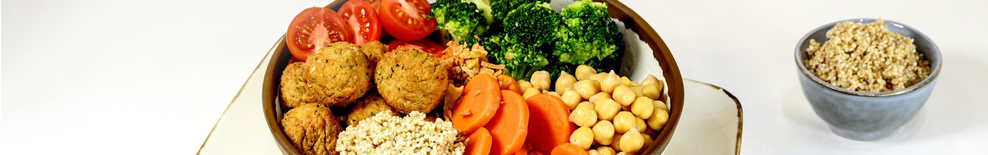 Pokè di quinoa, ceci, broccoli con falafel, carote e pomodorini - ZONA