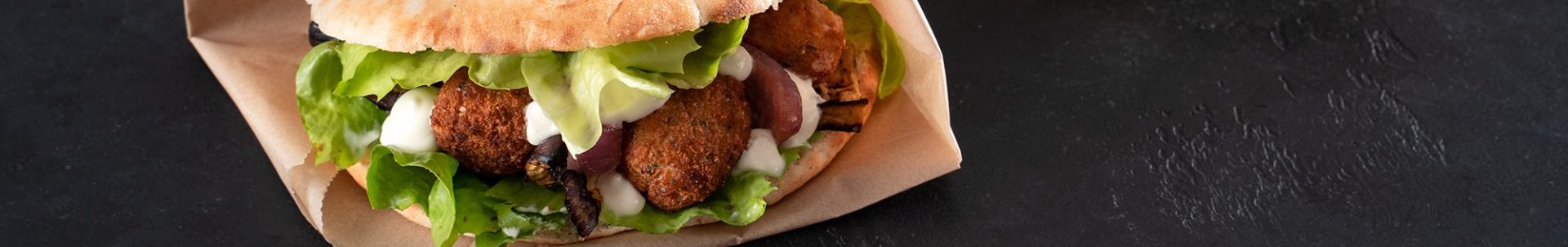 Panini con falafel, melanzane, cipolle rosse, sala yogurt e patate ...